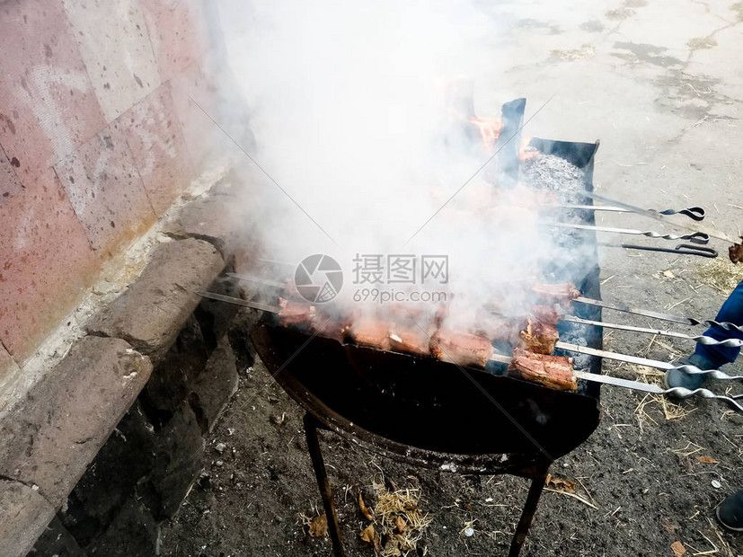 我们庆祝村日没有煤炭和火炭的烤高清图片下载 正版图片504604227 摄图网