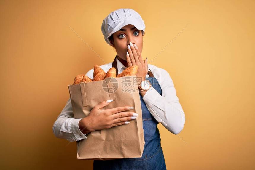 年轻的非洲裔美国面包师女孩穿着围裙拿着袋子高清图片下载-正版图片504611887-摄图网