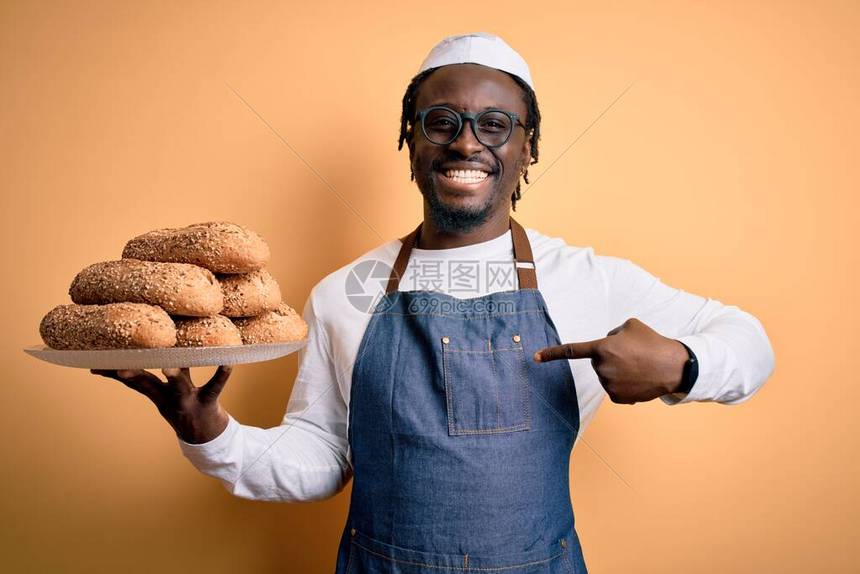 年轻的非洲裔美国面包店男子拿着托盘高清图片下载-正版图片504619389-摄图网