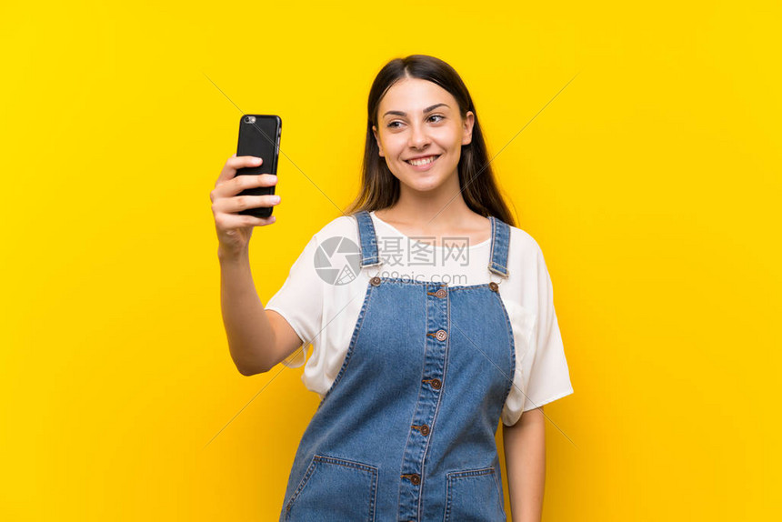 裸睡的年轻女在孤立的黄色高清图片下载-正版图片504621183-摄图网