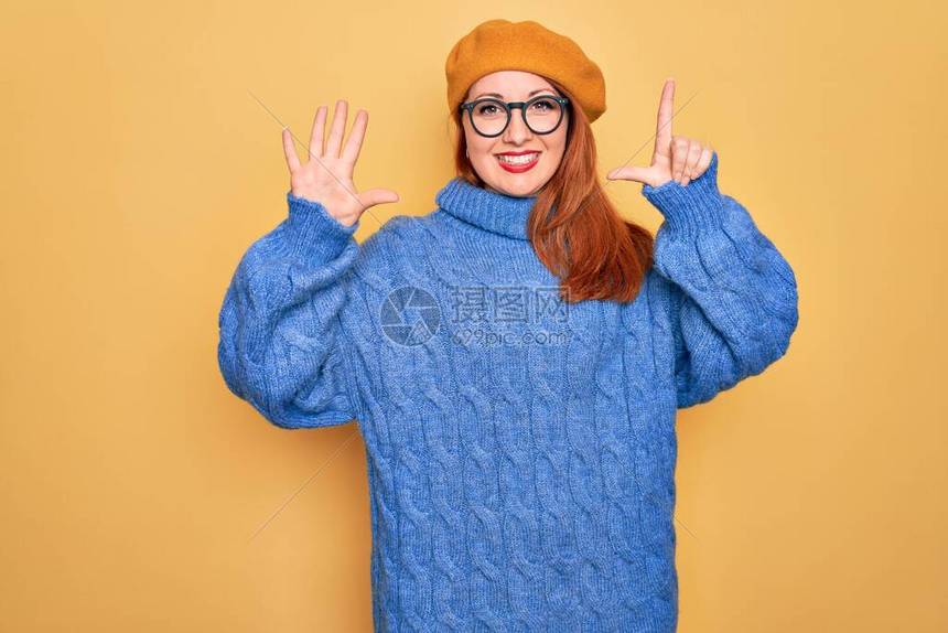 年轻漂亮的红发女人戴着法国贝雷帽高清图片下载 正版图片504621735 摄图网