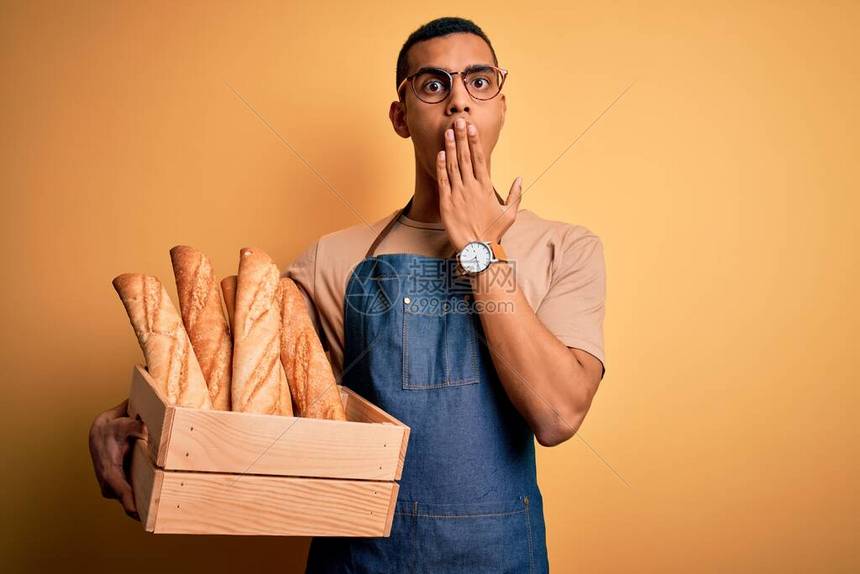 年轻英俊的非洲裔美国面包店男手拿着木盒高清图片下载-正版图片504633864-摄图网