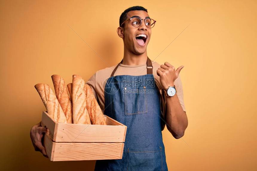年轻英俊的非洲裔美国面包店男子拿着木盒高清图片下载-正版图片504633896-摄图网