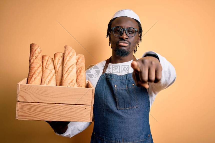 年轻的非洲裔美国面包师穿着围裙高清图片下载-正版图片504633980-摄图网
