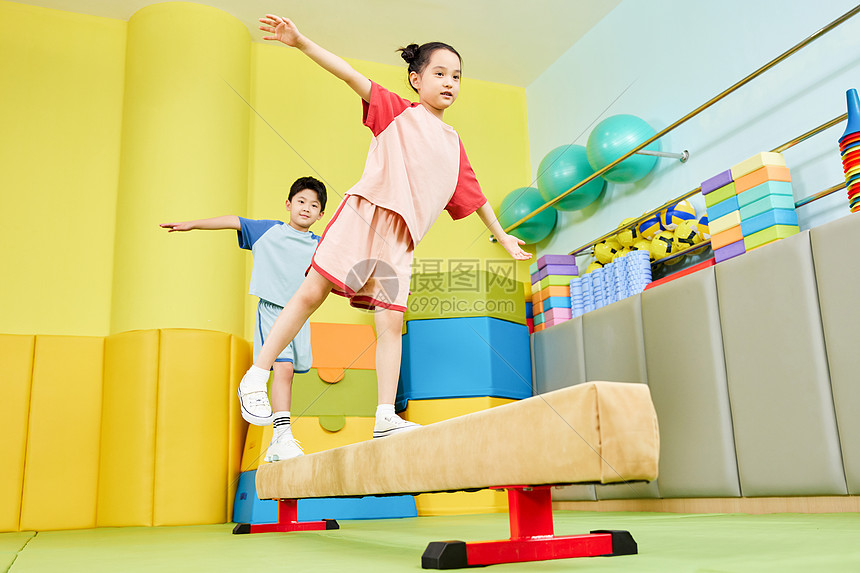 【精】儿童素质训练练习平衡木高清图片下载-正版图片504648956-摄图网