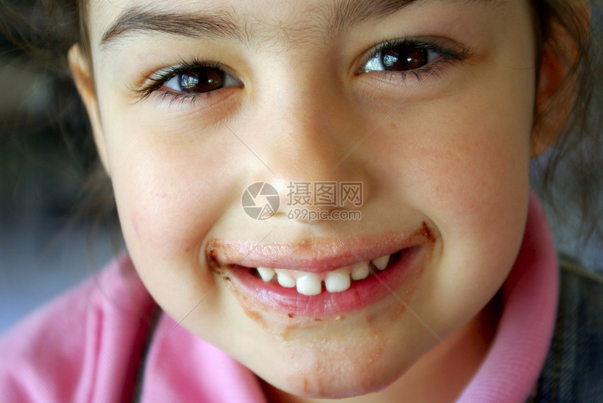 甜牙漂亮的年轻女孩嘴里沾着高清图片下载-正版图片504673932-摄图网
