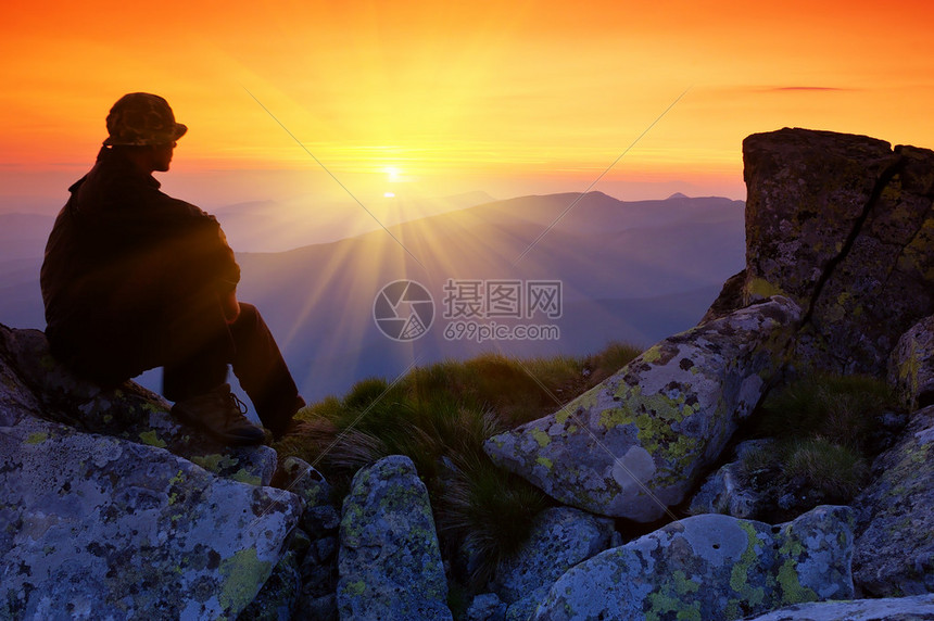 与日落和人的山风景高清图片下载-正版图片504674395-摄图网