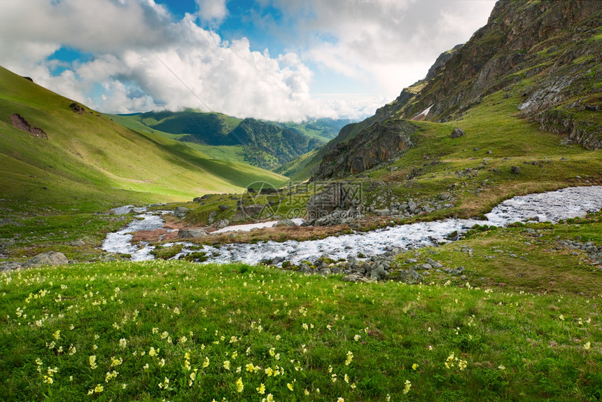 高加索山脉和河流高清图片下载-正版图片504674514-摄图网