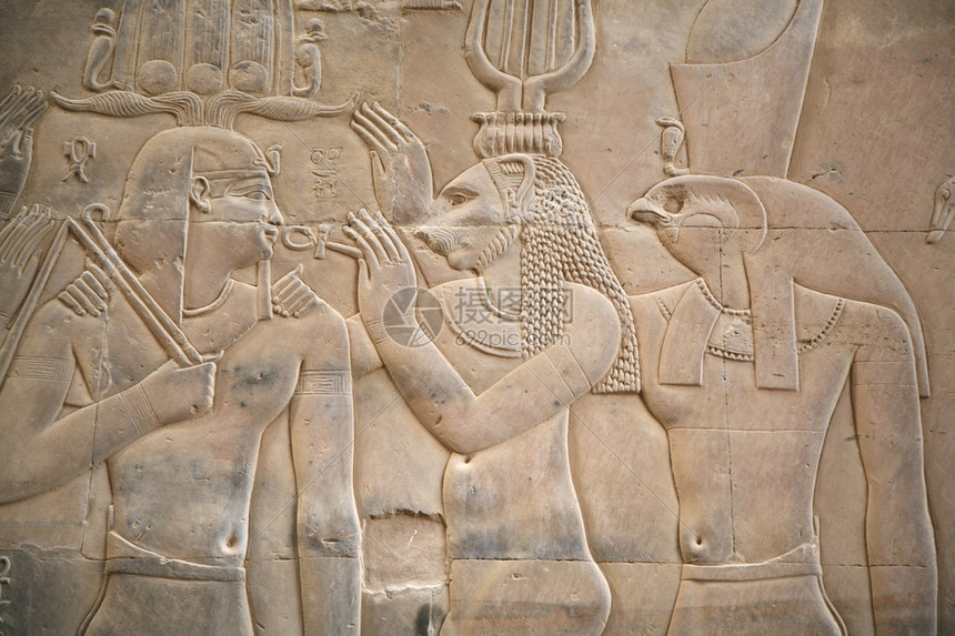 墙上有埃及场景的浮雕有两个神和一个国王高清图片下载-正版图片504676947-摄图网