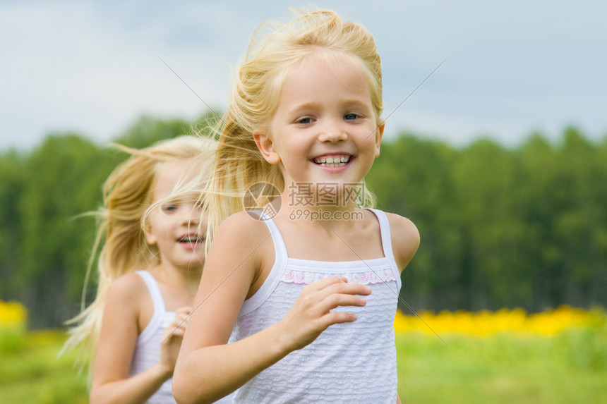 可爱女孩的肖像她与背景的双姐妹在镜头高清图片下载-正版图片504719947-摄图网