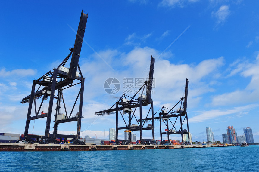 在迈阿密港的Crane高清图片下载-正版图片504720561-摄图网