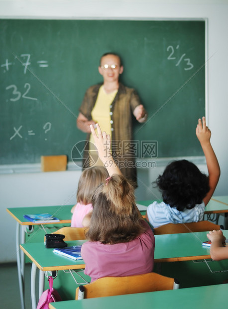 学生在学校教室课堂上的活动高清图片下载-正版图片504749347-摄图网