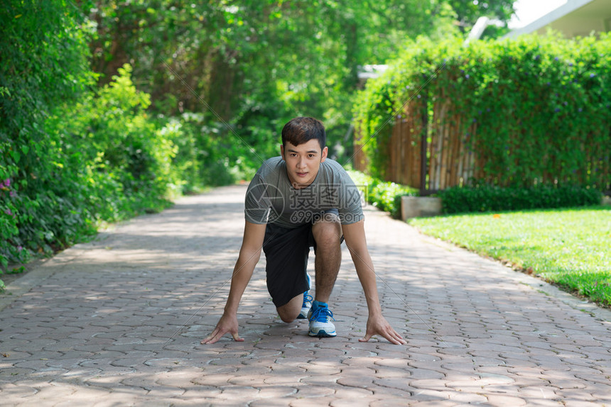 一个年轻的慢跑运动员的肖像准备高清图片下载-正版图片504760729-摄图网