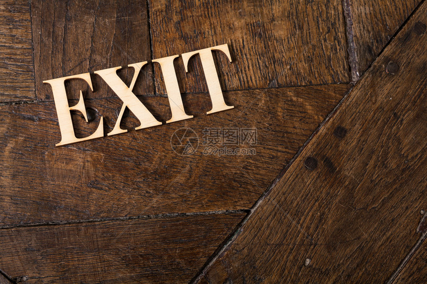 在旧木板上写成ExIT字的木质字母高清图片下载-正版图片504768479-摄图网