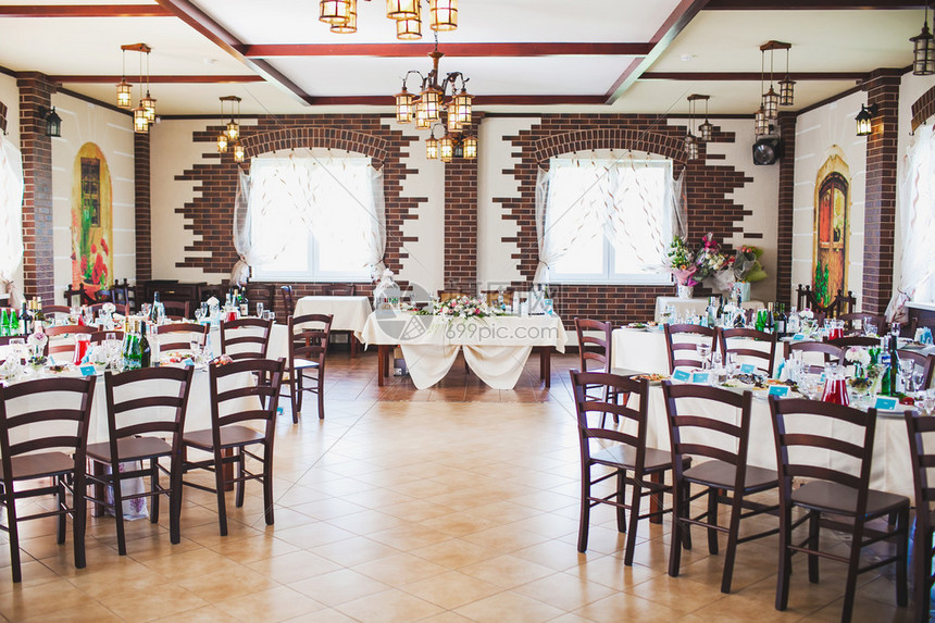 为活动派对或婚宴设置的餐桌高清图片下载-正版图片504780191-摄图网