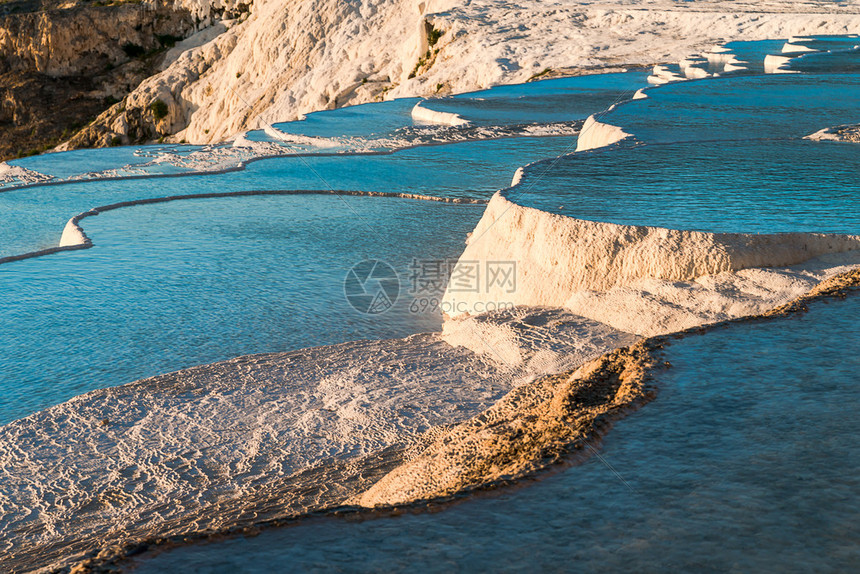 日落时在土耳其帕穆卡勒Pamukkale的著名流高清图片下载-正版图片504822727-摄图网