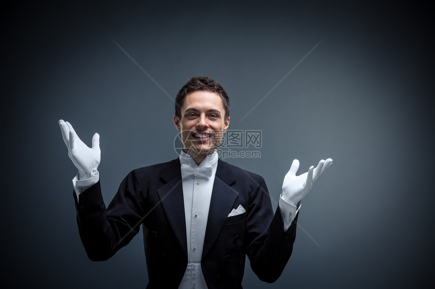 穿燕尾服的年轻人高清图片下载-正版图片504833396-摄图网