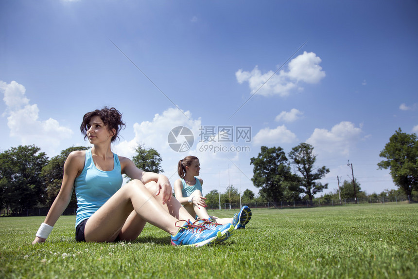 两个年轻女孩在慢高清图片下载-正版图片504834240-摄图网