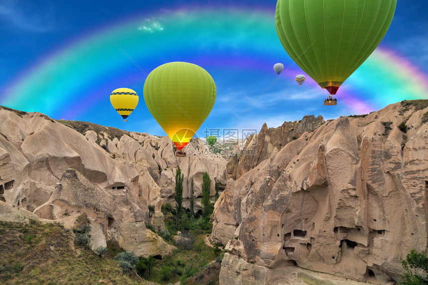热气球飞越土耳其卡帕多西亚的高清图片下载-正版图片504840817-摄图网