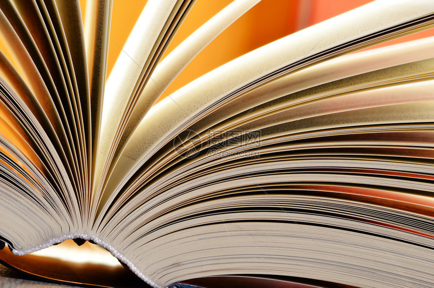 在图书馆用精装书作文高清图片下载-正版图片504843953-摄图网