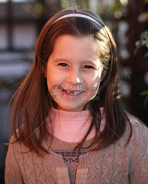 可爱的小女孩没有牙高清图片下载-正版图片504857906-摄图网