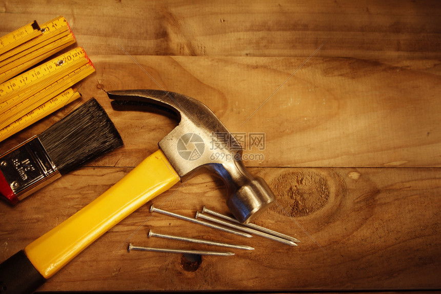 锤子钉子尺子和刷子高清图片下载-正版图片504863264-摄图网