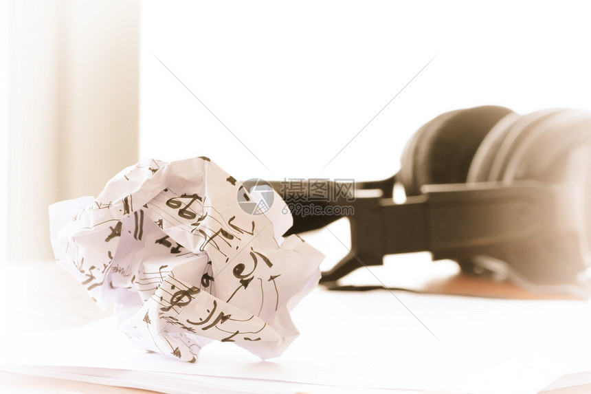 将音乐概念与浅度DOF平均匹配的耳机J和复制高清图片下载-正版图片504864356-摄图网