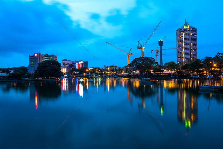 斯里兰卡夜间美丽的科伦坡天际线高清图片下载-正版图片504879535-摄图网