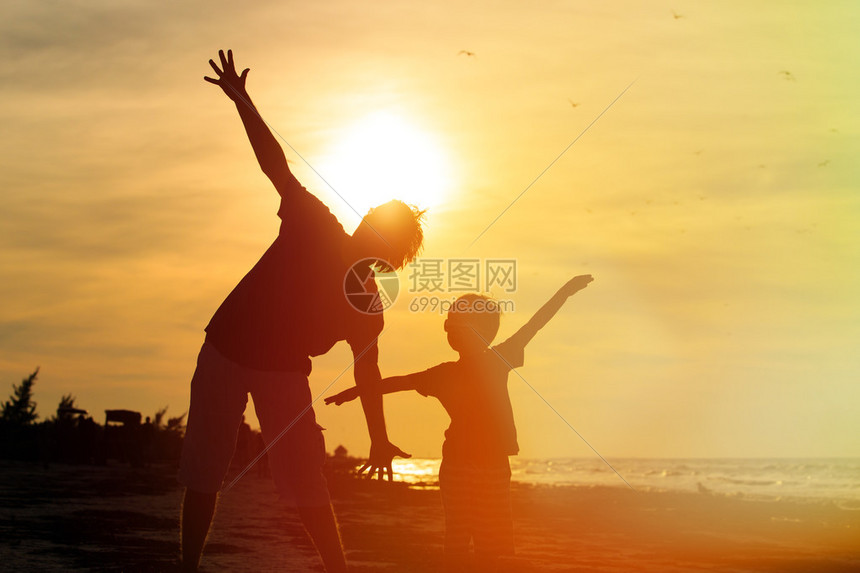 父亲和儿子在日落高清图片下载 正版图片504880715 摄图网