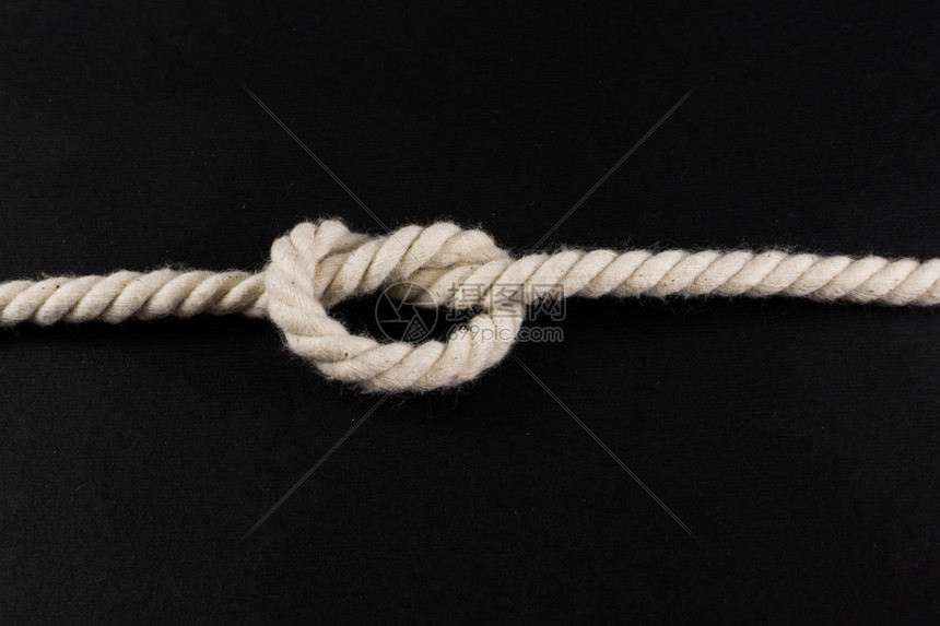 用白色绳子绑在黑色工作室背景高清图片下载-正版图片504883793-摄图网