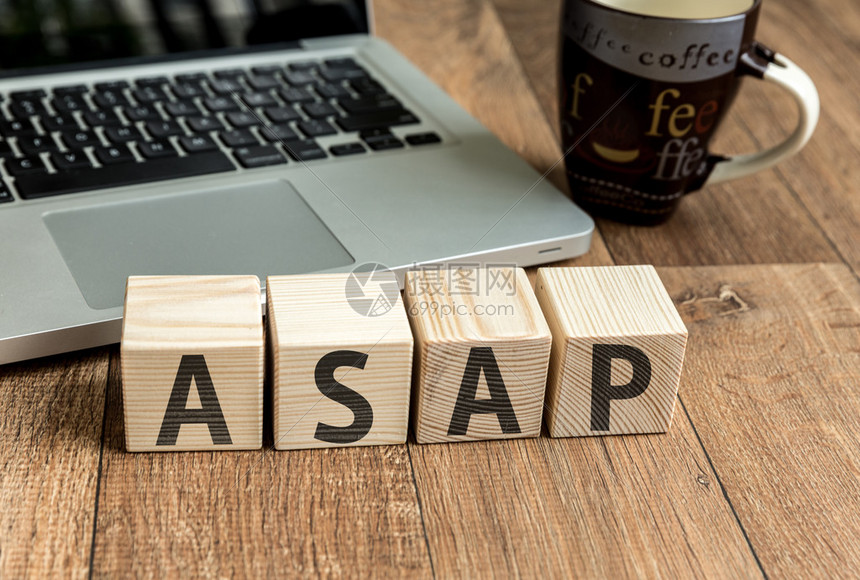 ASAP在笔记本电脑前高清图片下载-正版图片504895320-摄图网
