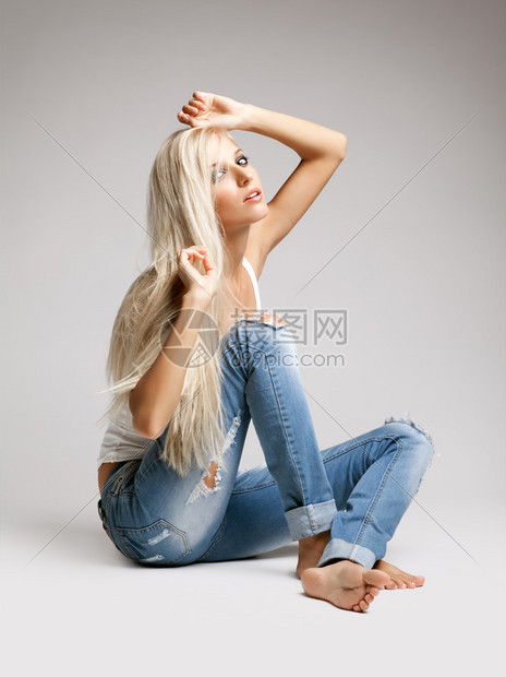 穿破牛仔裤和背心的金发年轻金发女青年高清图片下载 正版图片504897326 摄图网