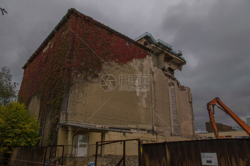 在城市环境中用重型机械拆除建筑物高清图片下载-正版图片504897624-摄图网