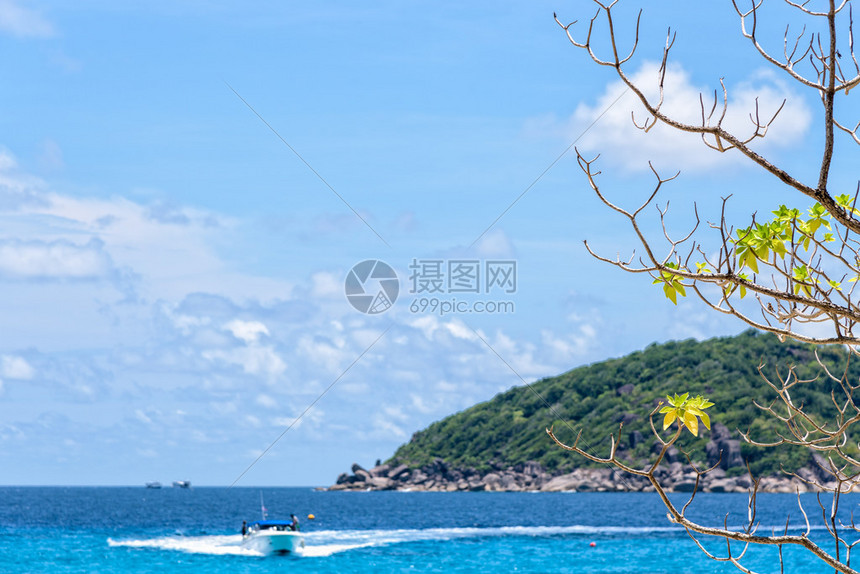 泰国攀牙府穆科斯米兰公园的蓝海美景和快艇带游客在夏日天空下前往KohM高清图片下载-正版图片504901059-摄图网