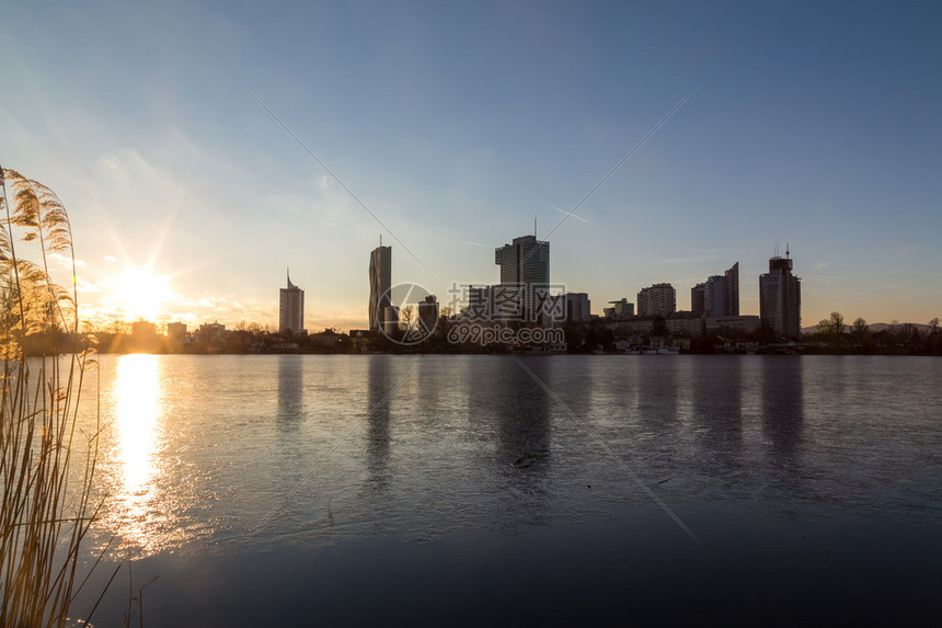 维也纳多瑙城大楼的景象冬高清图片下载-正版图片504909590-摄图网