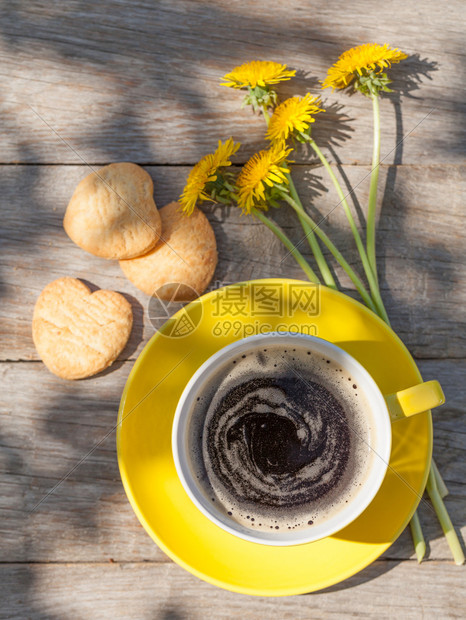 花园桌上的咖啡杯饼高清图片下载-正版图片504911922-摄图网