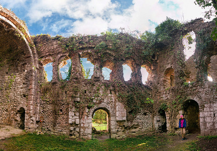 石头建筑采取滥用四边形的式与两个角塔前面有果树利兹城堡是抵御十字军的防线的一部分现在它高清图片下载-正版图片504948469-摄图网