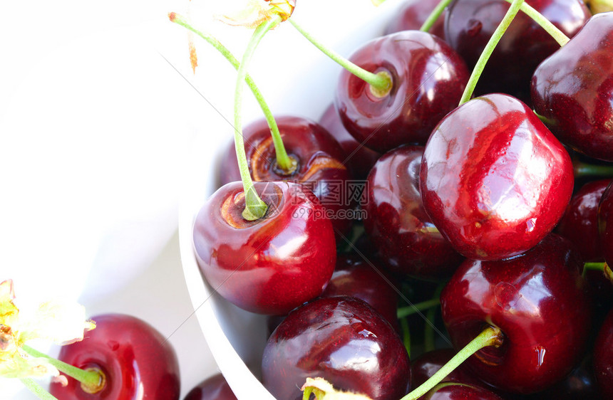 白盘子里的甜樱桃特写高清图片下载-正版图片504924412-摄图网
