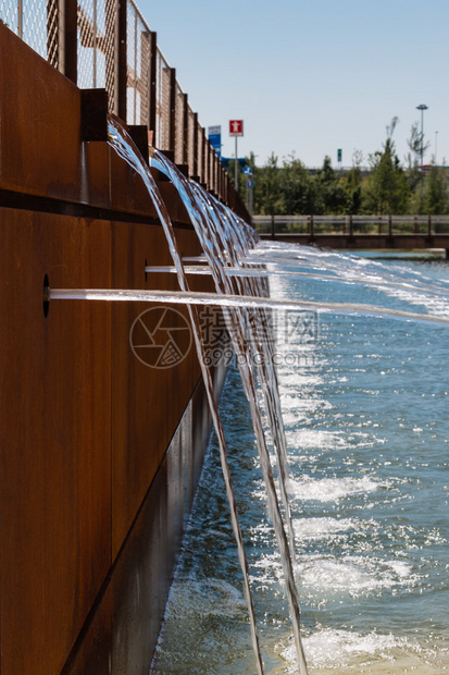 喷泉从多个管道流出的水高清图片下载-正版图片504925594-摄图网