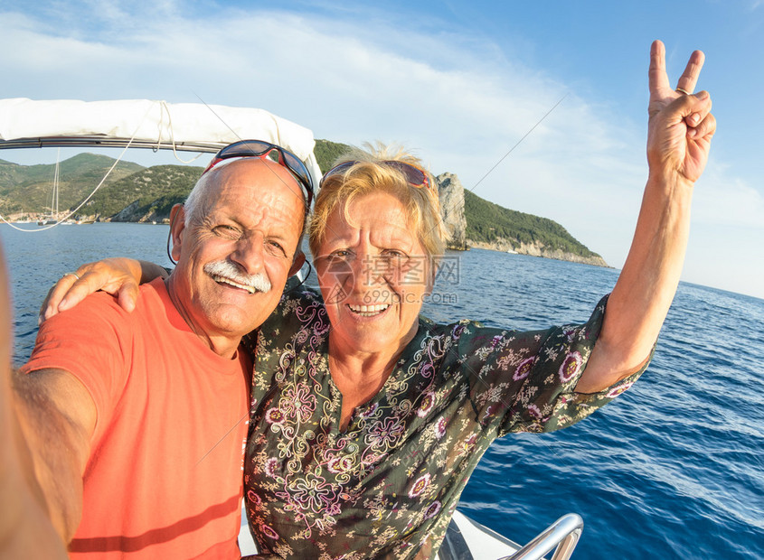 冒险的老年夫妇在Giglio岛乘坐豪华快艇自拍快乐旅游时刻积极的老年旅行生活方式概念世界各地的退休人员温高清图片下载-正版图片 ...