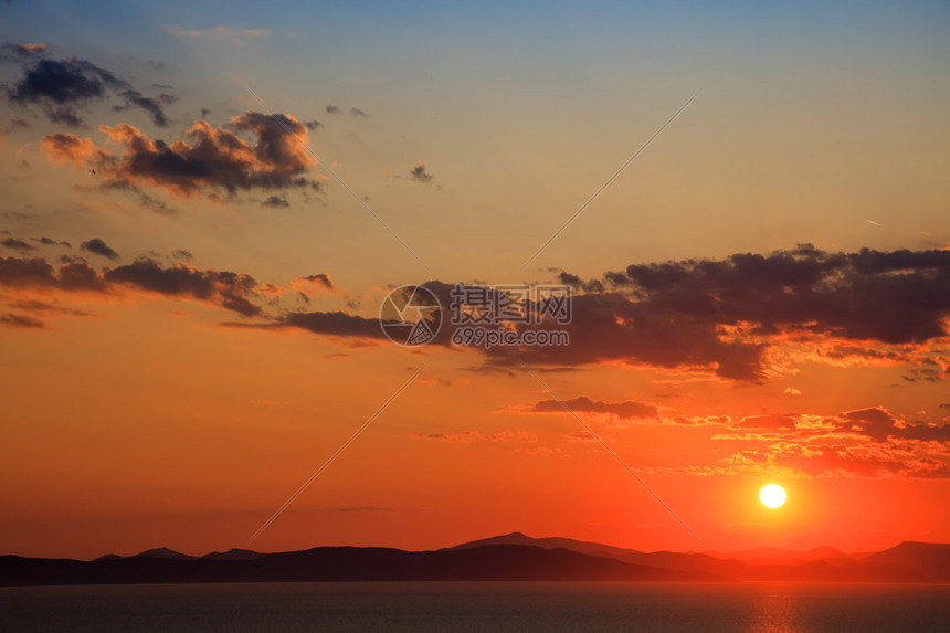 美丽明亮的太阳从山和海上落下高清图片下载-正版图片504936975-摄图网