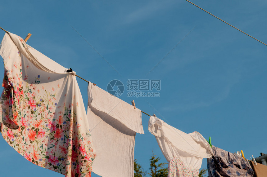 晾在衣绳上的衣服高清图片下载-正版图片504945284-摄图网