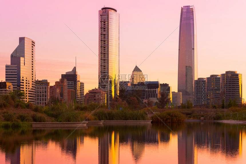 智利圣地亚哥LasCondes区建筑物的天线高清图片下载-正版图片504956854-摄图网