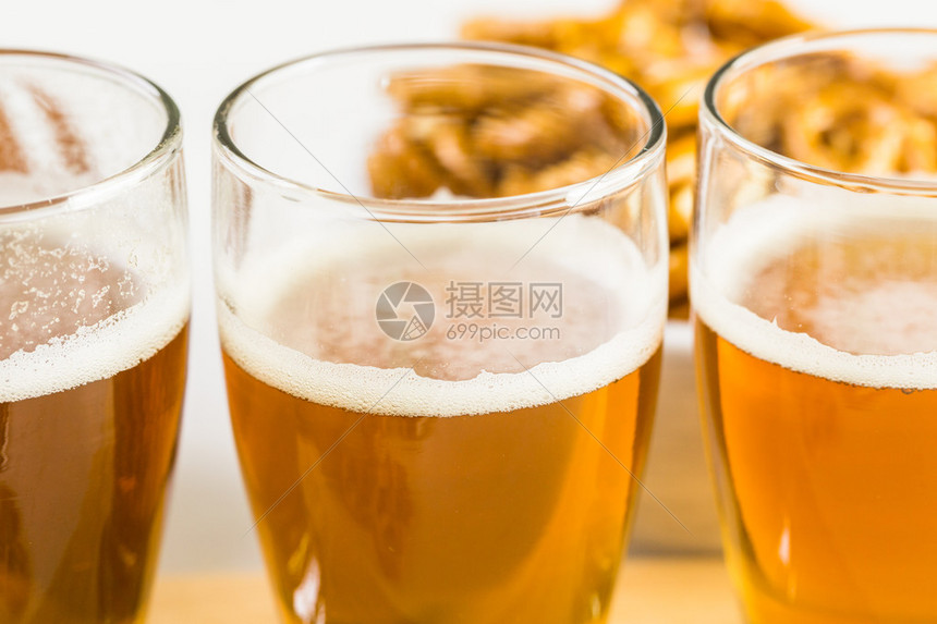 在橄榄球比赛派对上和Snaks一高清图片下载-正版图片504956901-摄图网