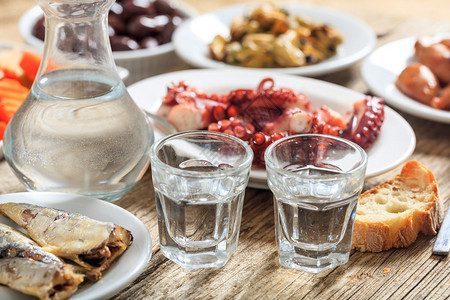 一对在餐厅喝土耳其传统饮料的土耳其高清图片下载-正版图片505437396-摄图网