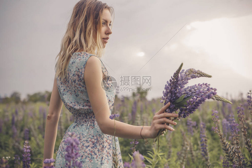 美丽的黑发身材苗条的脆弱女高清图片下载 正版图片504986855 摄图网