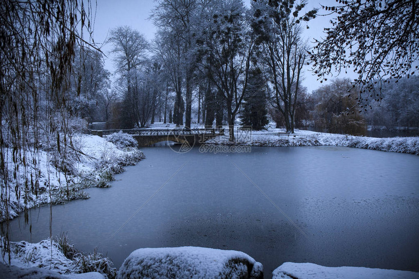 亚历山大公园下雪了高清图片下载-正版图片504999325-摄图网