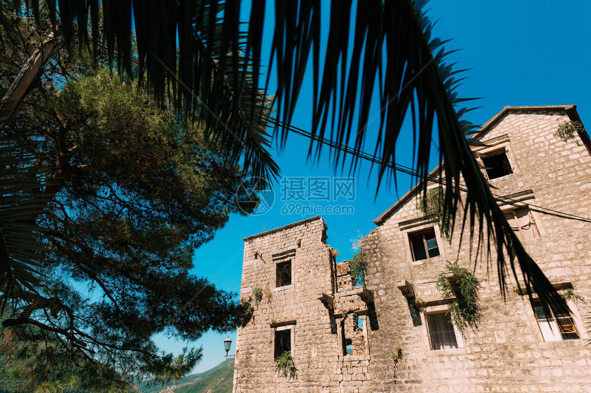 黑山科托尔湾岸边的佩拉斯特老城亚得里亚海和巴尔干半岛的古建筑欧高清图片下载-正版图片505004922-摄图网