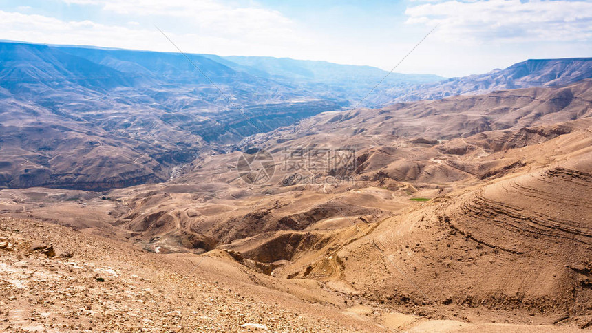 前往中东约旦王国冬季在Dhiban镇附近的古国王高速公路上的WadiMujib河RiverArnon山高清图片下载-正版图片505006288-摄图网