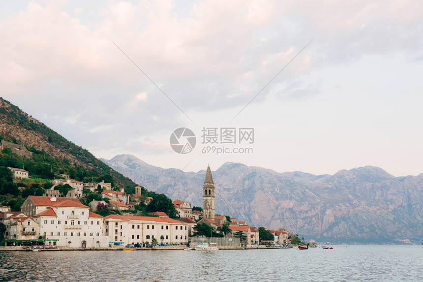 黑山科托尔湾岸边的佩拉斯特老城亚得里亚海和巴尔干半岛的古建筑欧高清图片下载-正版图片505018125-摄图网